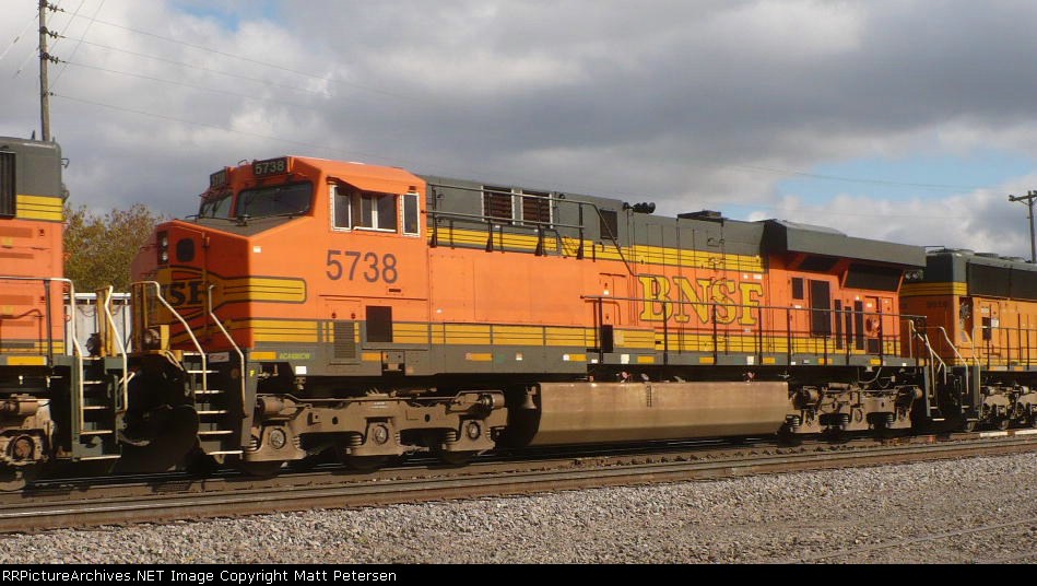 BNSF 5738